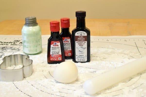 Fondant Decorating Tips for Beginners | R&M International